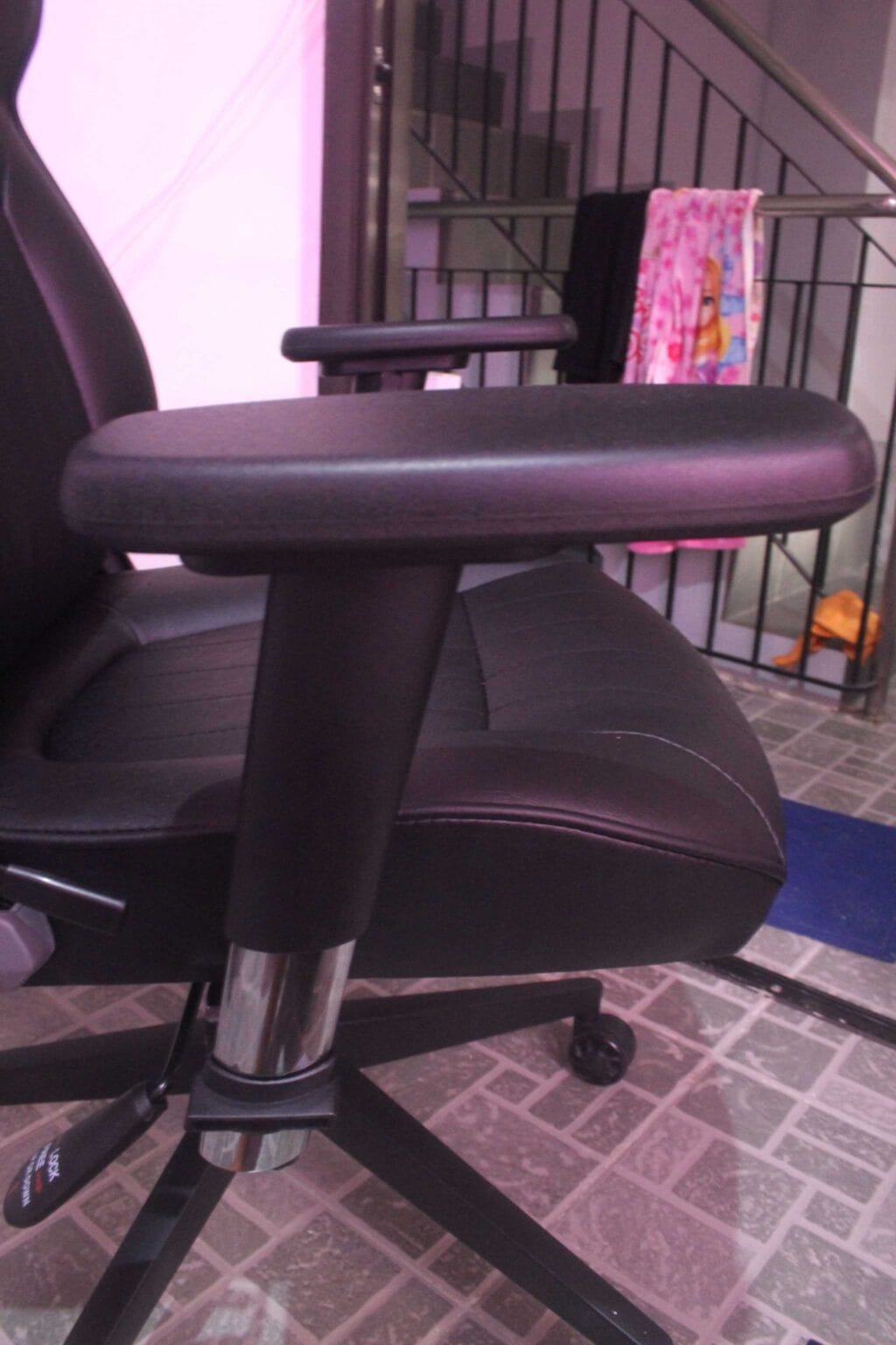 Rakk Casap Elite Black Review: Bang for the buck gaming chair ...